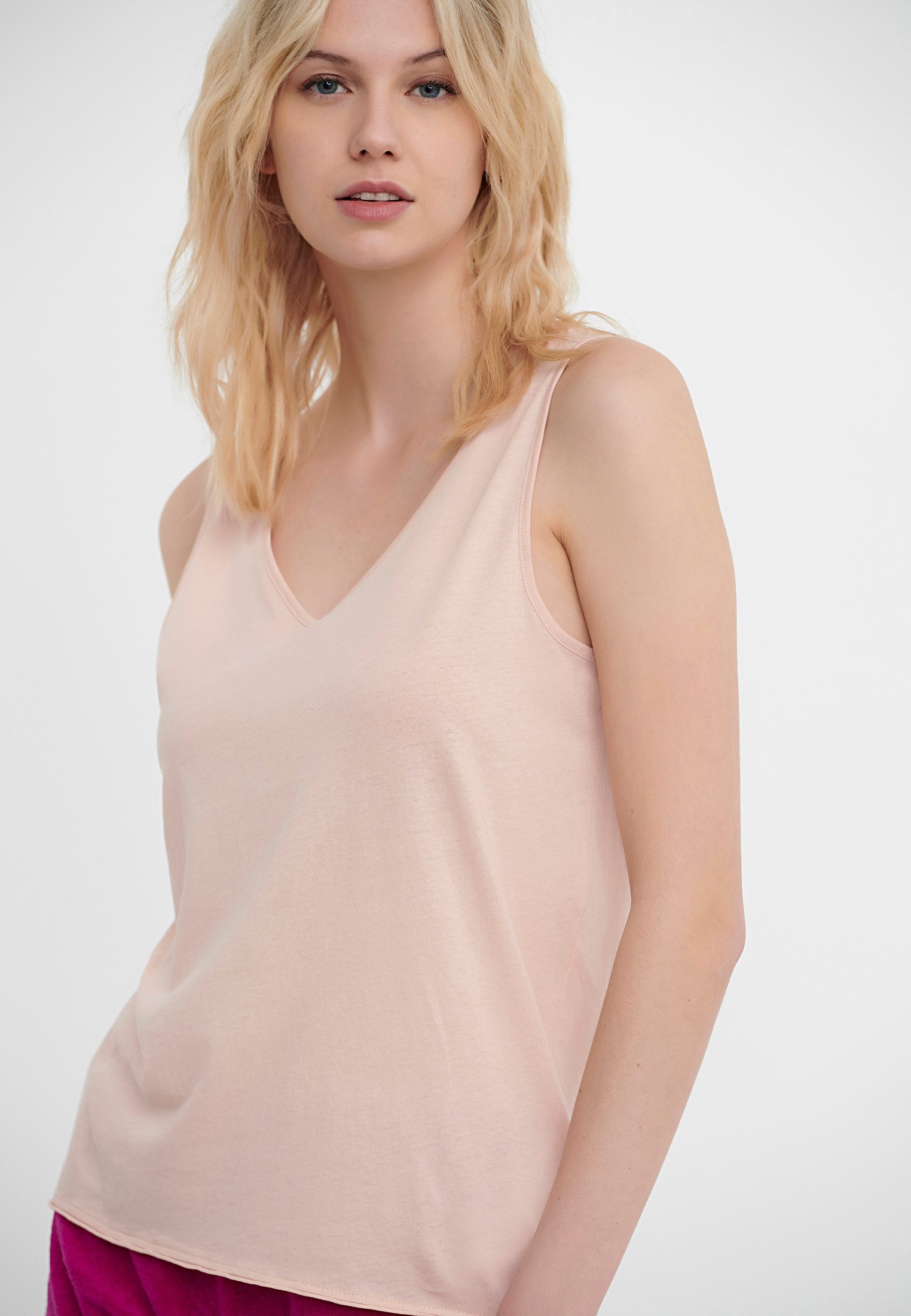 Αμάνικο t-shirt με V λαιμόκοψη FBL005-104-04_SOFT PINK| funky-buddha.com